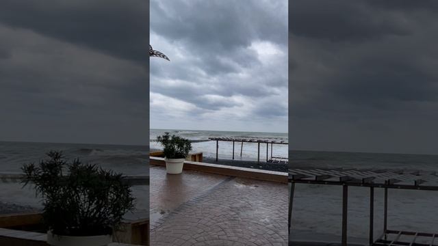 ГРОЗНОЕ МОРЕ В СОЧИ