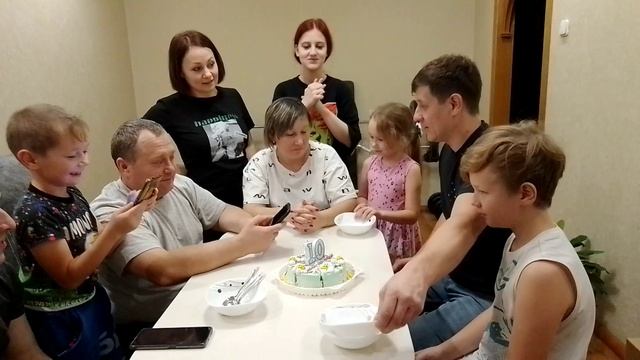 2022.11.05 Поздравили Вову с днём рождения в зале (праздничный стол накрыт на кухне)