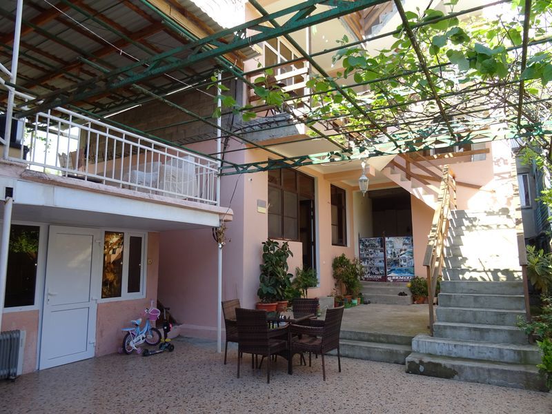 Отдых в Гагре рядом с морем. Снять жилье в центре Гагры недорого. «Адэль» ГОСТЕВОЙ ДОМ