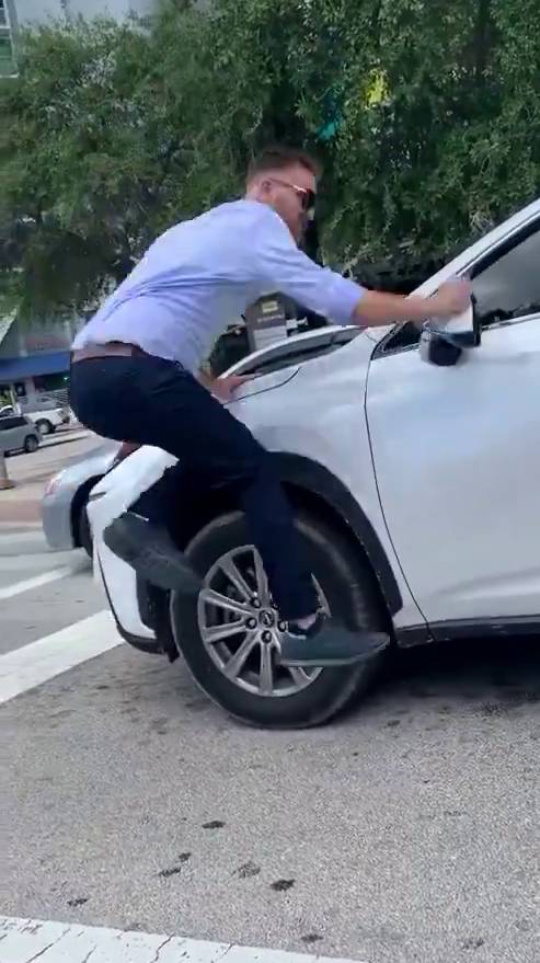 Агрессивный мужик сломал кулаком зеркало машины