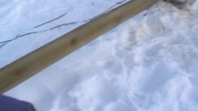 Размечаем отверстие под шпильку в досках (лежнях)