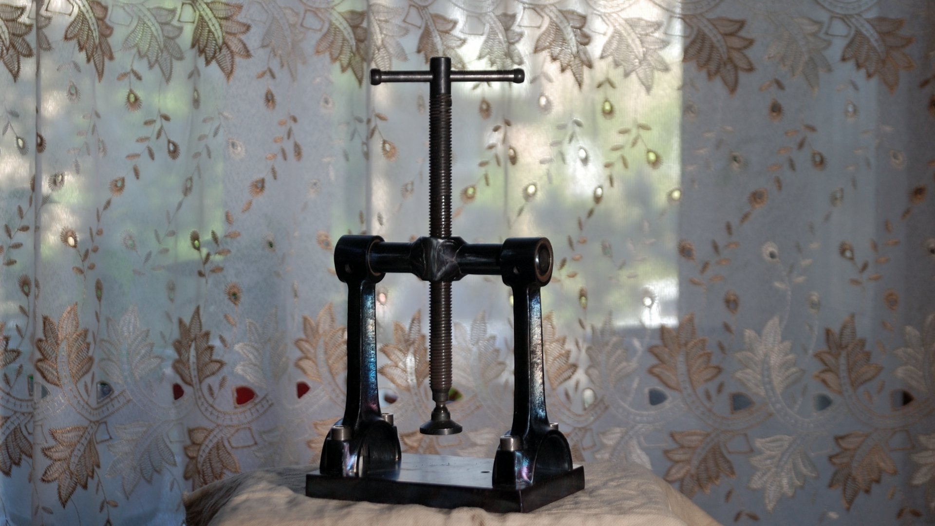 Самодельный винтовой пресс.