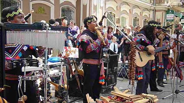 Инка Карал (Chiki-chiki, с вокалом и акустической гитарой)