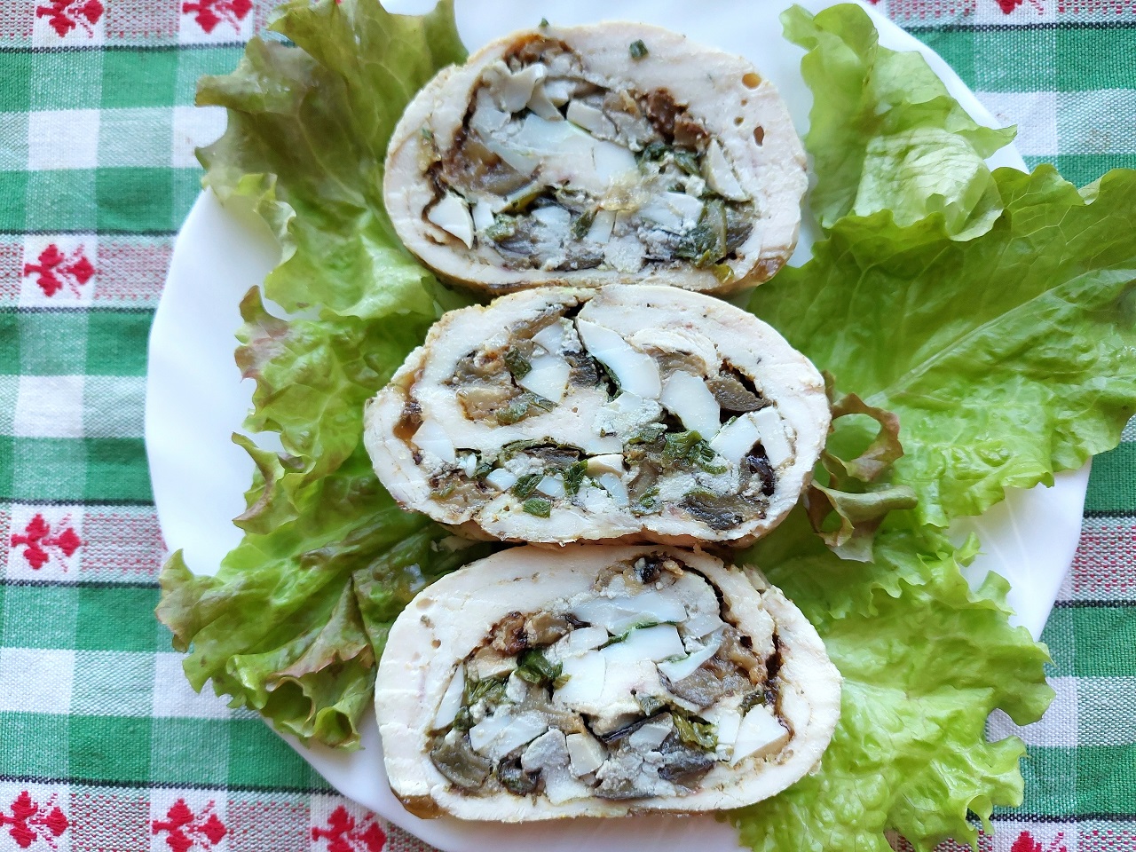 Рулет куриный с баклажанной начинкой. Удачное мясное блюдо.