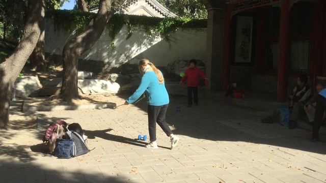 Поющая юла. Утренние развлечения в парках Китая.