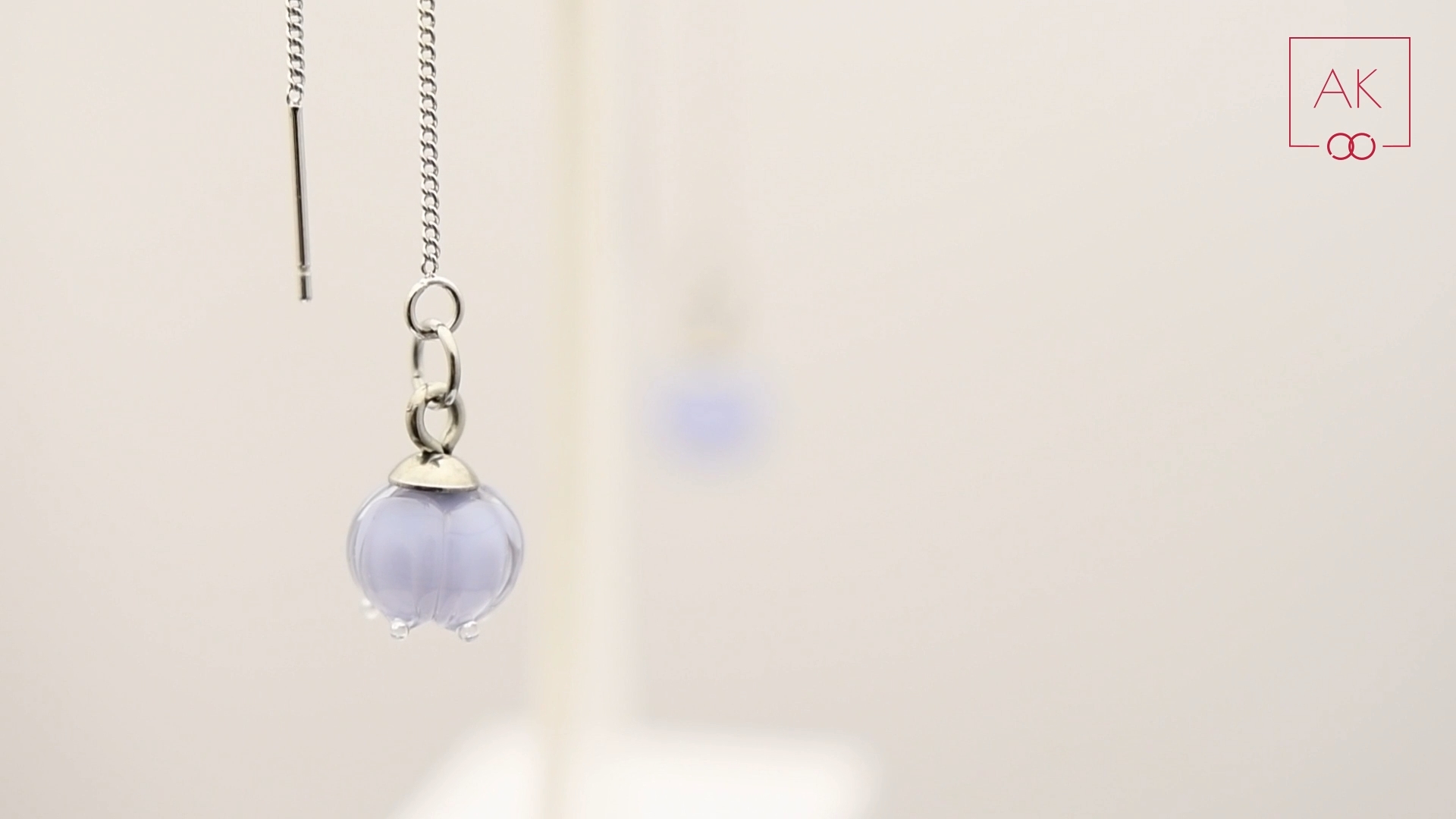 Длинные серьги протяжки Фелиция с сиреневым цветком на цепочке