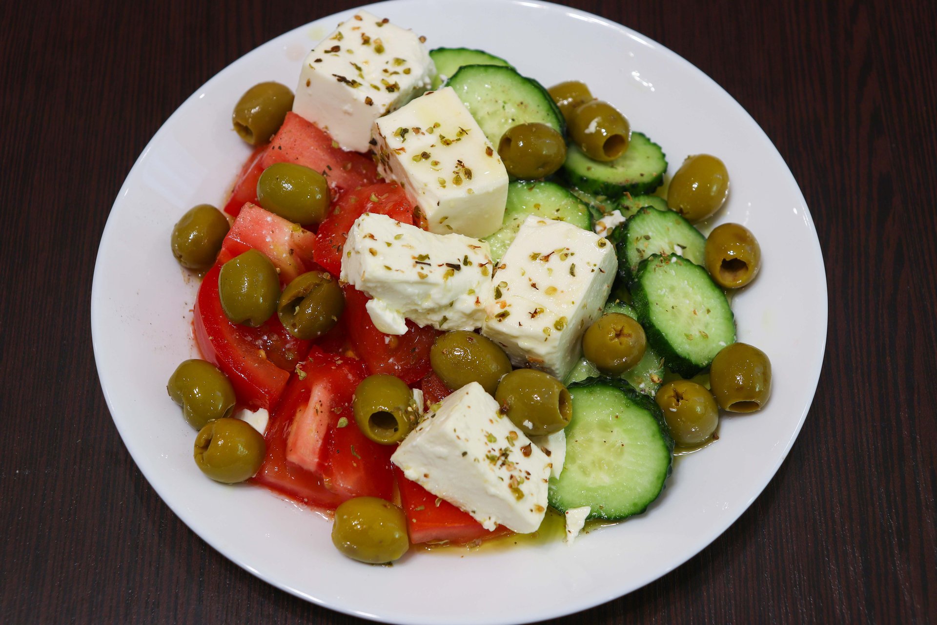 Овощной салат с запечённым сыром фета