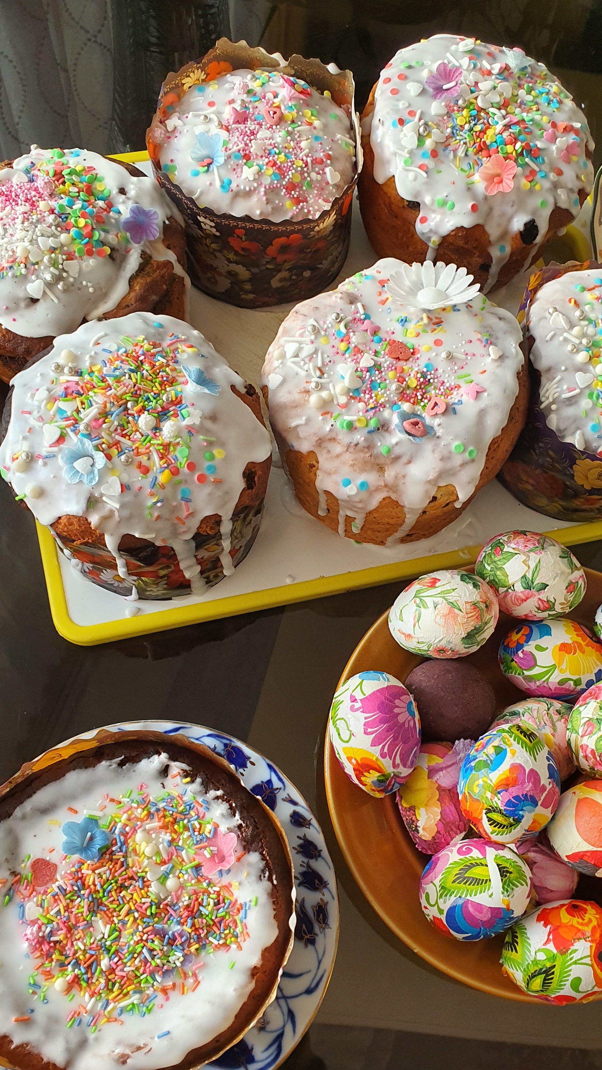 Пасха. Бабушка с внуком украшают куличи.