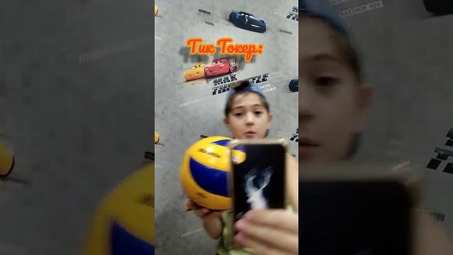 Разные люди на физкультуре.