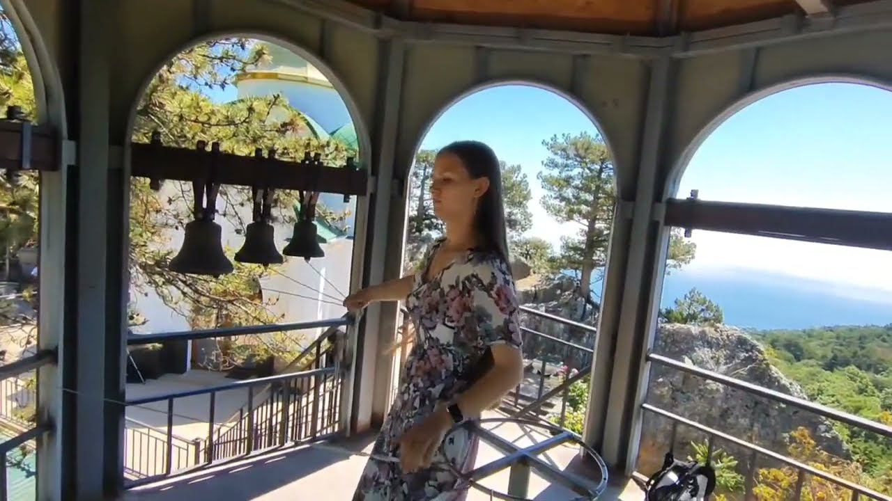 Девушка - звонарь в Ореанде