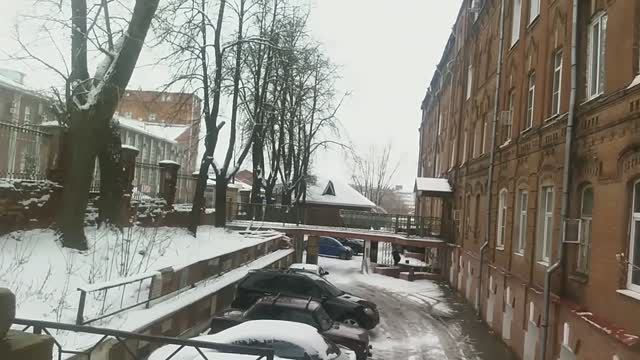 Старинный дом с откопанным первым этажом