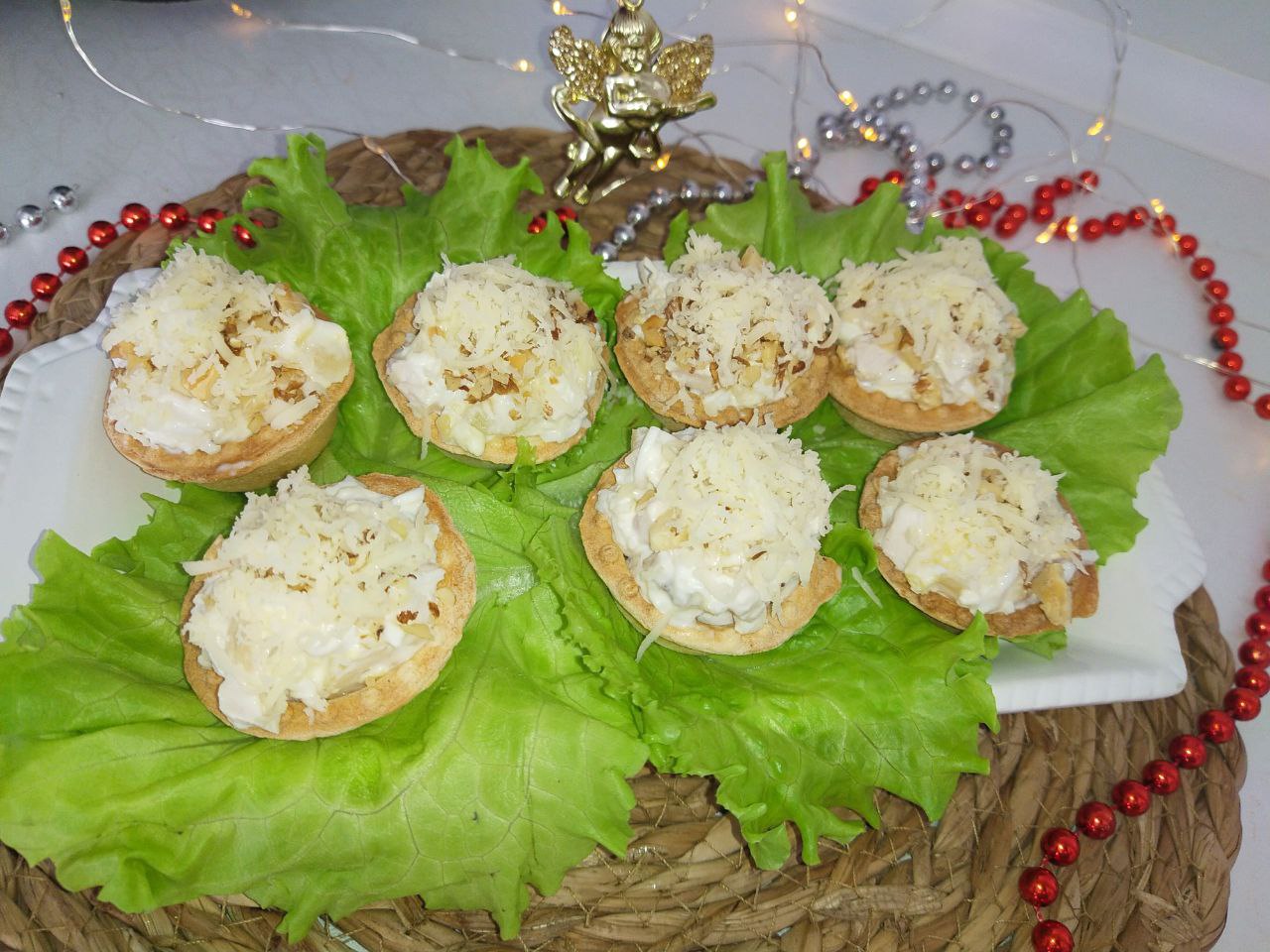 Ананас в корзинке.