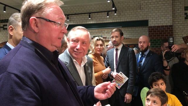 Открытие Дома Книги в Петербурге: детям подарили подарки от губернатора города и Книжного Союза.