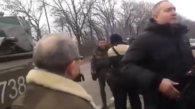 Колонна бронетехники на Донбассе едет на людей 16 марта 2014