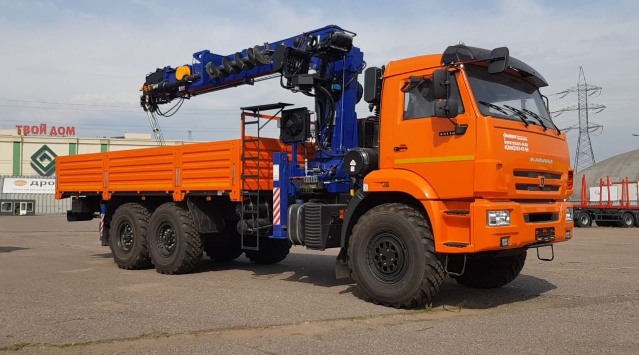 Небольшой обзор бортового автомобиля КАМАЗ-43118 с КМУ DY (DongYang) SS2037 и буровым оборудованием.