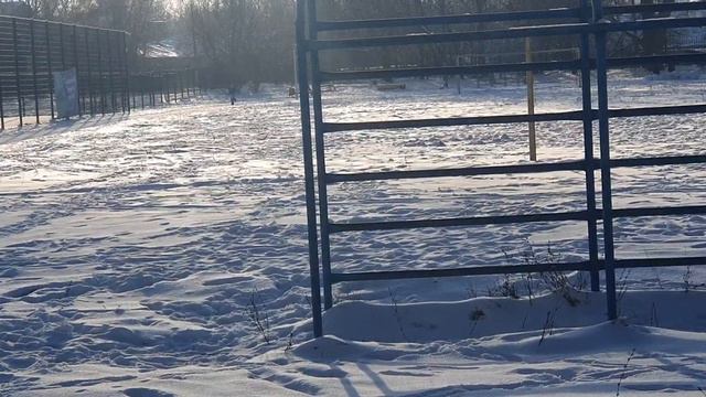 Перелез через колючий забор и бегаю на стадионе
