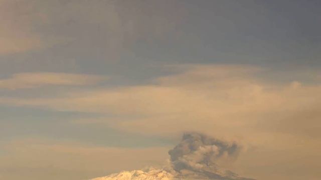 Вулкан Шивелуч. Пепловый выброс на высоту ~ 7 км н.у.м. 2019-10-08 23:49 UTC.