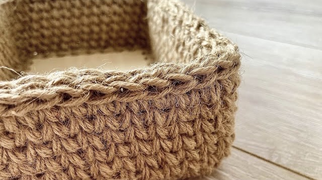 Как связать ровные углы джутовой корзинки с деревянным донышком!