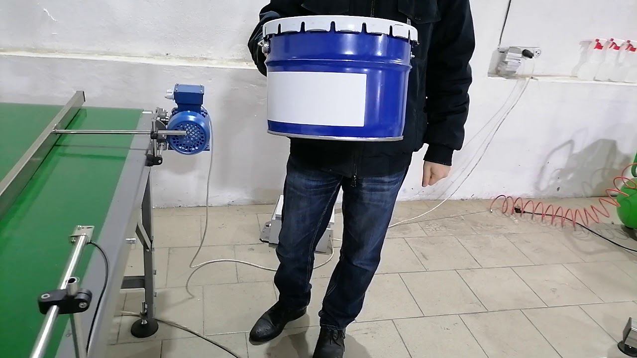 Наклеивание этикетки на ведро - Etikon.ru