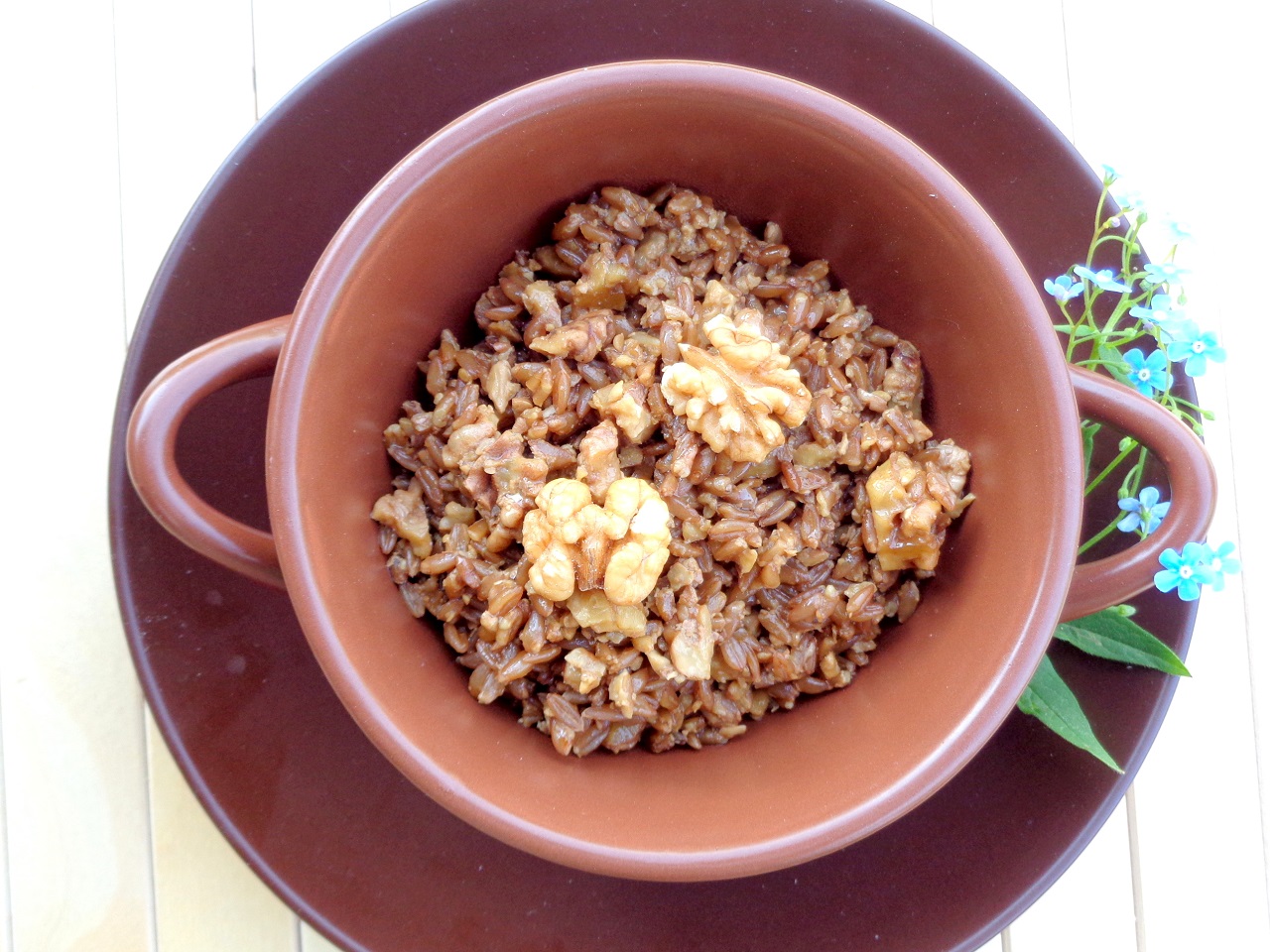 Каша из полбы с грецкими орехами. Сказочный аромат каши приятно удивит своим вкусом.