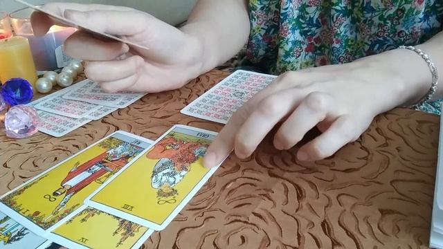 Что скрывает от меня ? Общий таро расклад на 3 варианта.