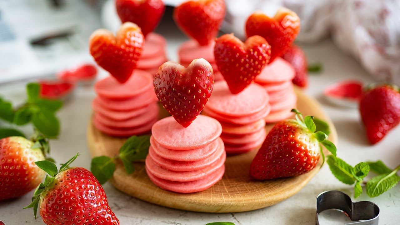 Мини-оладьи с клубничным сердцем для любимых — видео рецепт