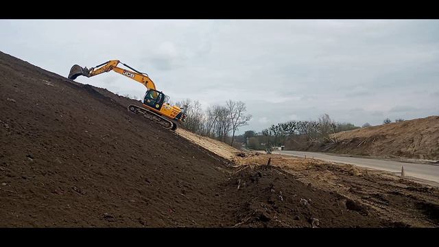 Работа гусеничного экскаватора JCB 220 на откосах выемки