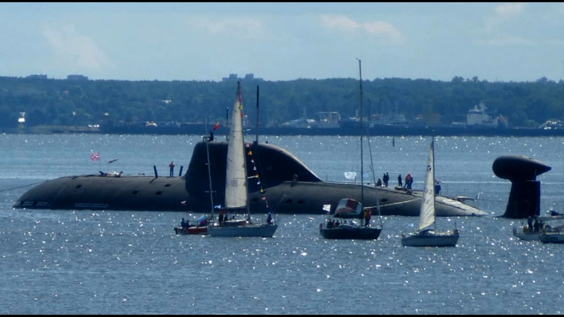 Атомные подводные лодки около Кронштадта перед днем ВМФ
