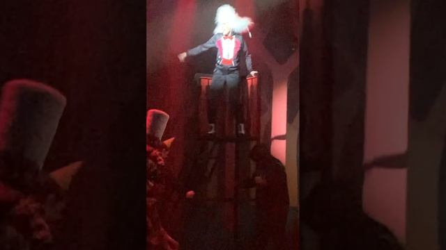 Злодейка похитила Шапку желаний.