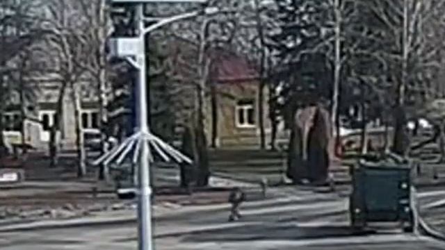 Бывает и такое у военных. Падение с танка.