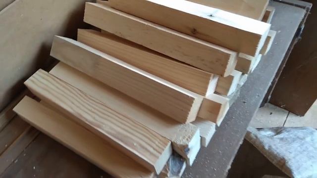 Лестница на 2 этаж дачи с малыми вложениями. A simple staircase on the 2nd floor of the cottage