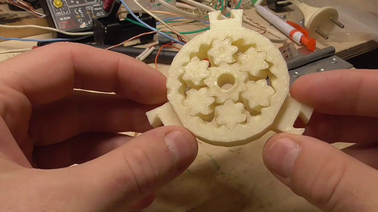 Планетарный редуктор с шевронными шестернями. Печатается в сборе.