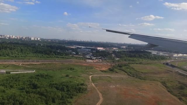 Самолёт Boeing 777-300ER посадка в аэропорту Шереметьево Москва рейс SU1135 Сочи - Москва