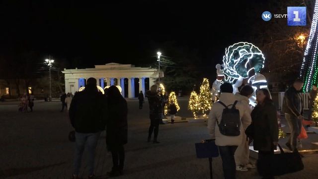 Верхушку ёлки Севастополя украсила советская пятиконечная звезда