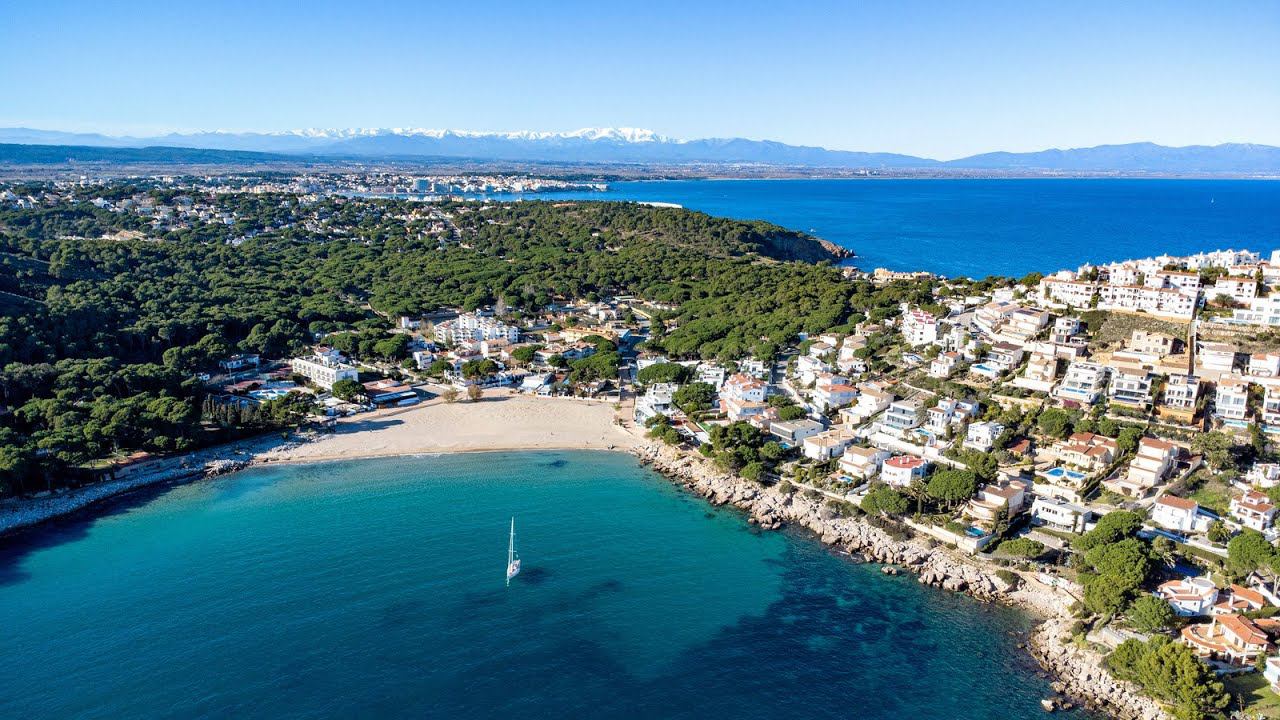 Вид с высоты птичьего полета на бухту Cala Montgó, Ла Эскала, Коста Брава, Испания. 12 декабря 2021.