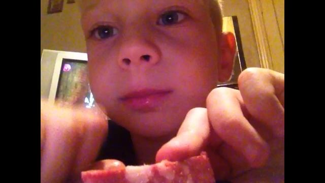 Ваня и Дуся кушают колбаску