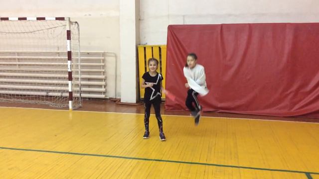 Скакалка. Роуп скиппинг (спортивная скакалка). Детская школьная лига команда крест в паре