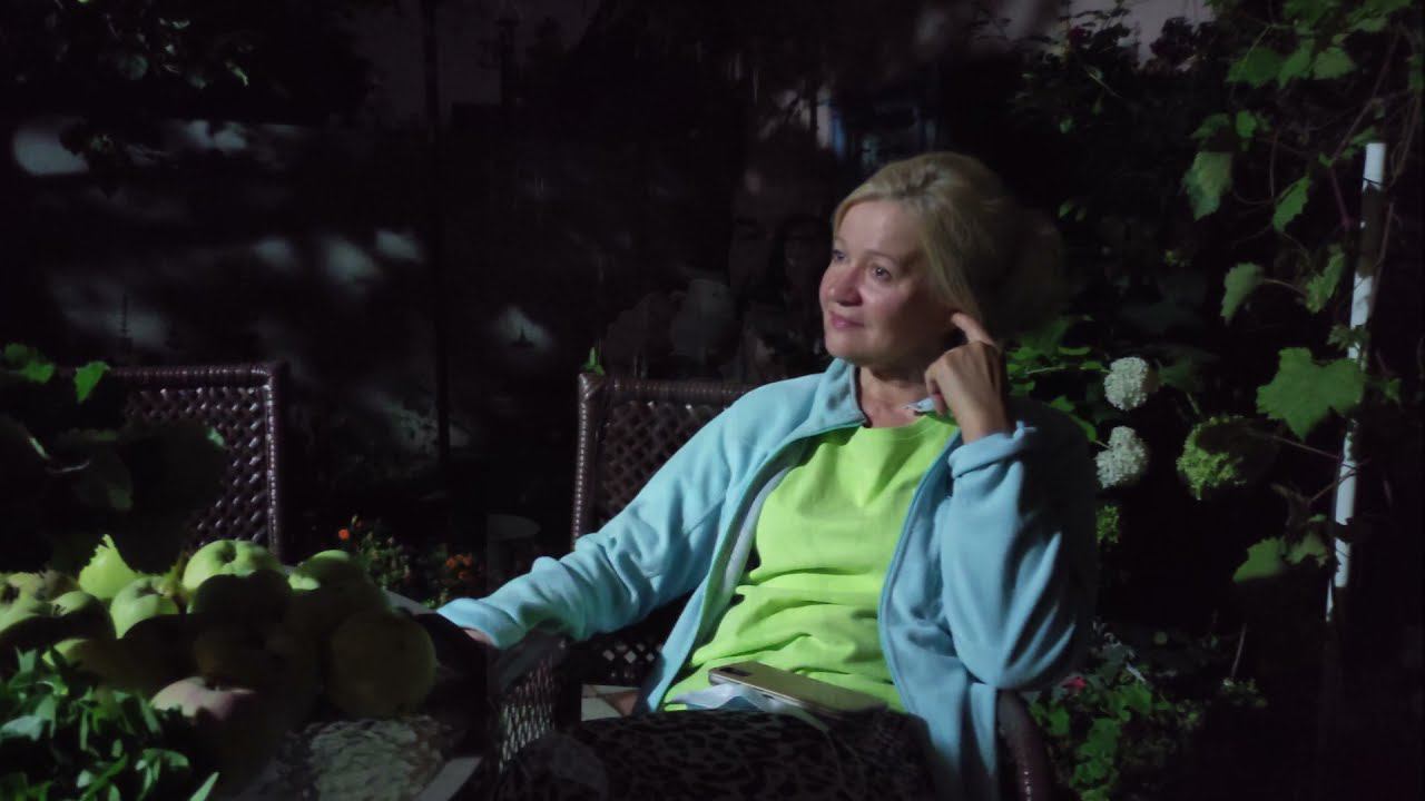 В саду вечером.