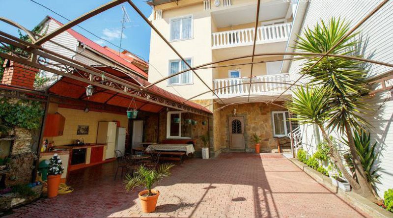 Снять жилье в Адлере посуточно. Отдых в Адлере недорого. "Огонек" гостевой дом в Адлере