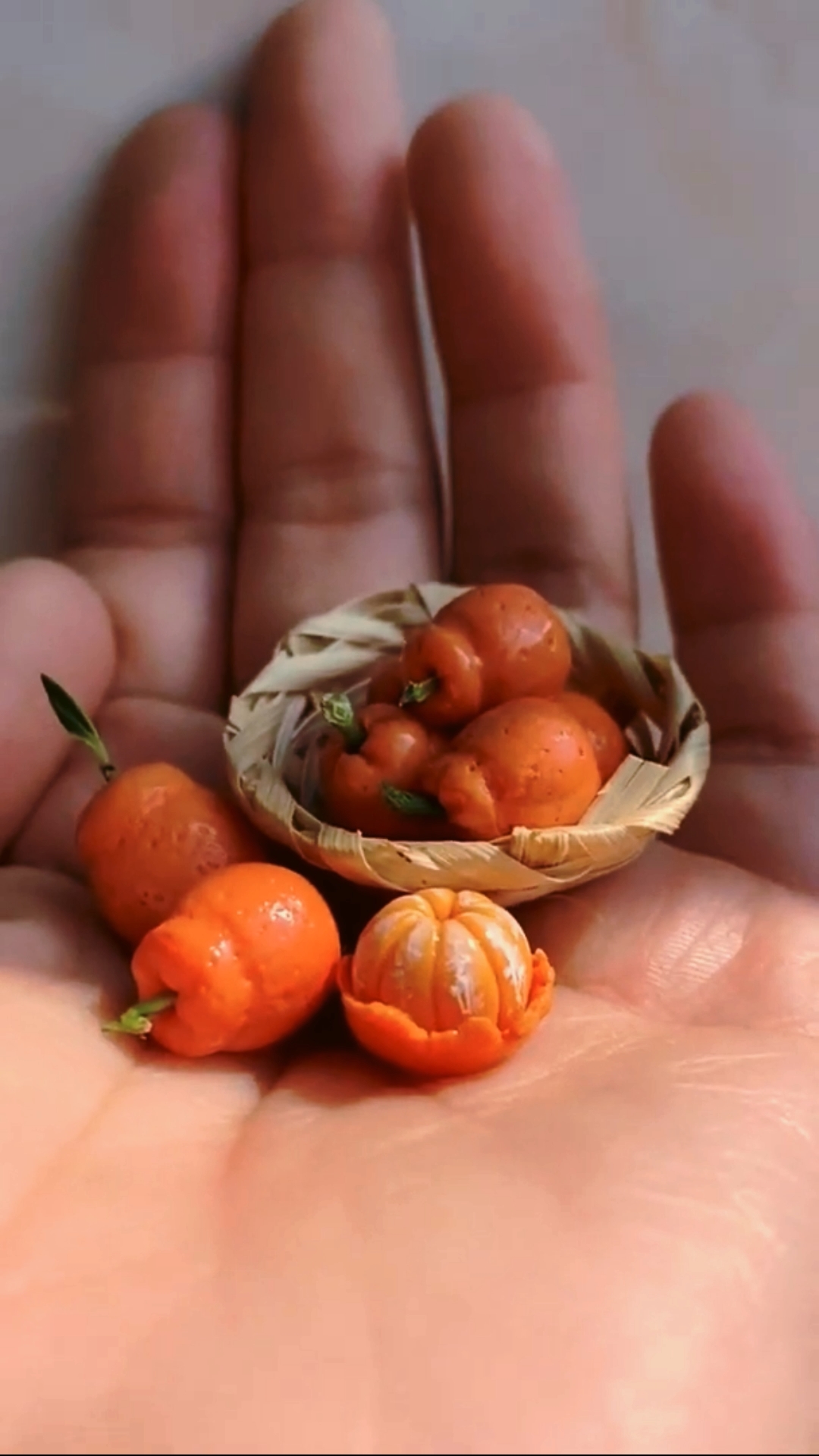 Как слепить мандарины из пластилина