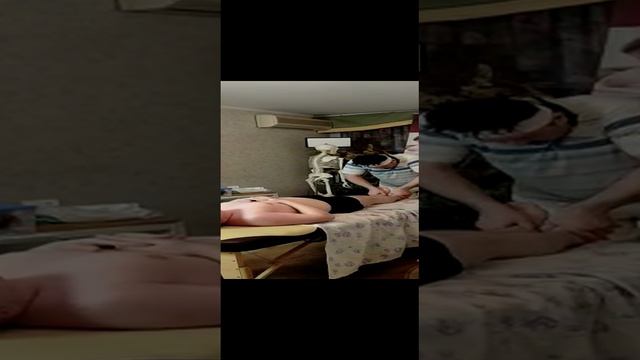 Выравниваем ноги пациенту. Мануальная терапия в действии! Мануальный терапевт Олег-Олаф Гудвин. ;-)