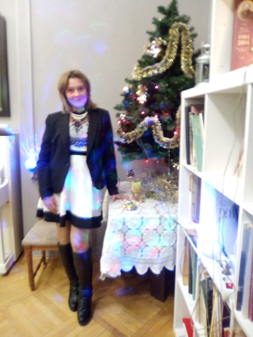 Снег. Снег. Снег. 
Читаю свои стихи со сцены.