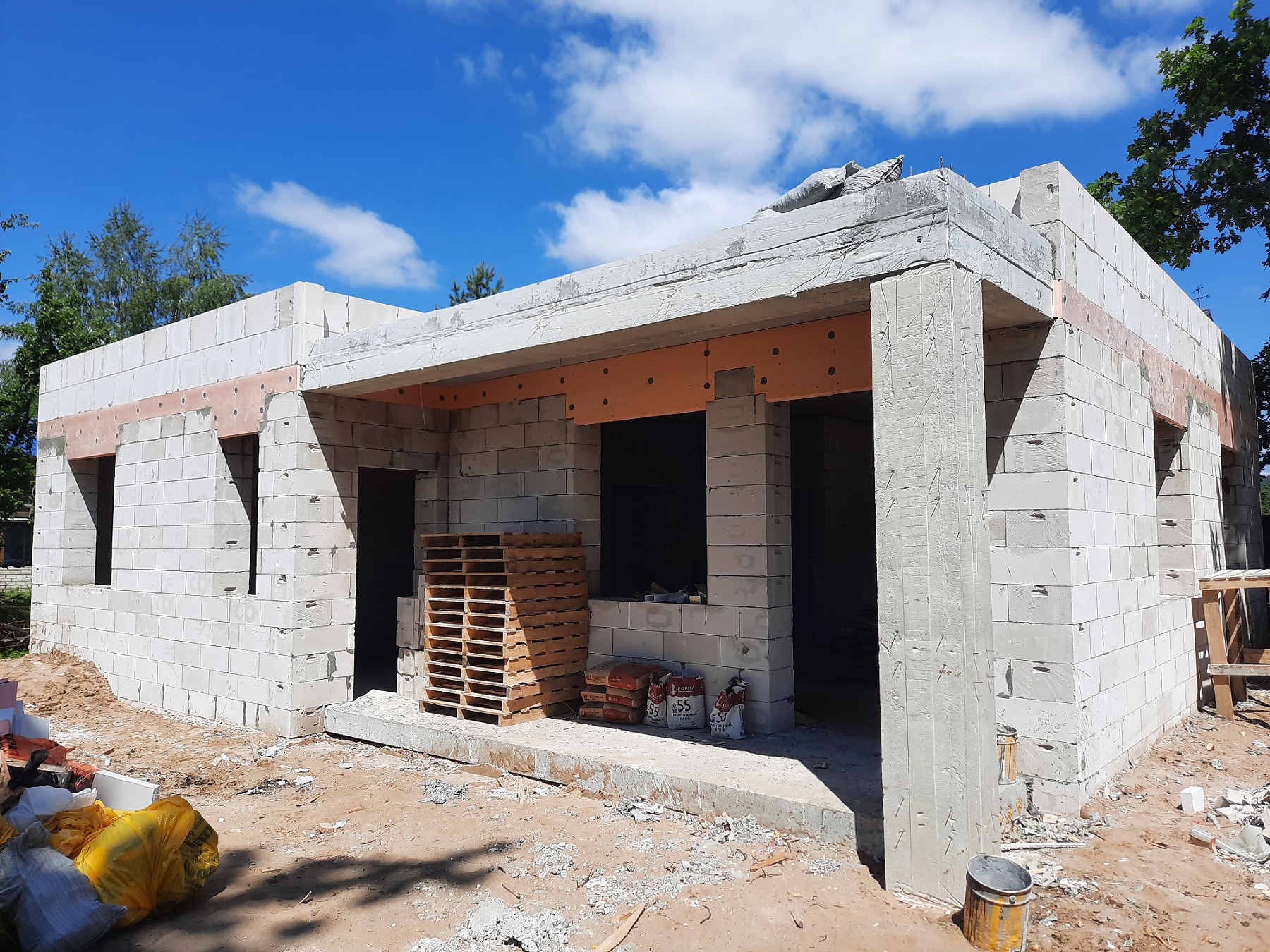 Строительство "коробки" дома из газобетона в стиле Хай-Тек с плоской кровлей и техническим этажом.