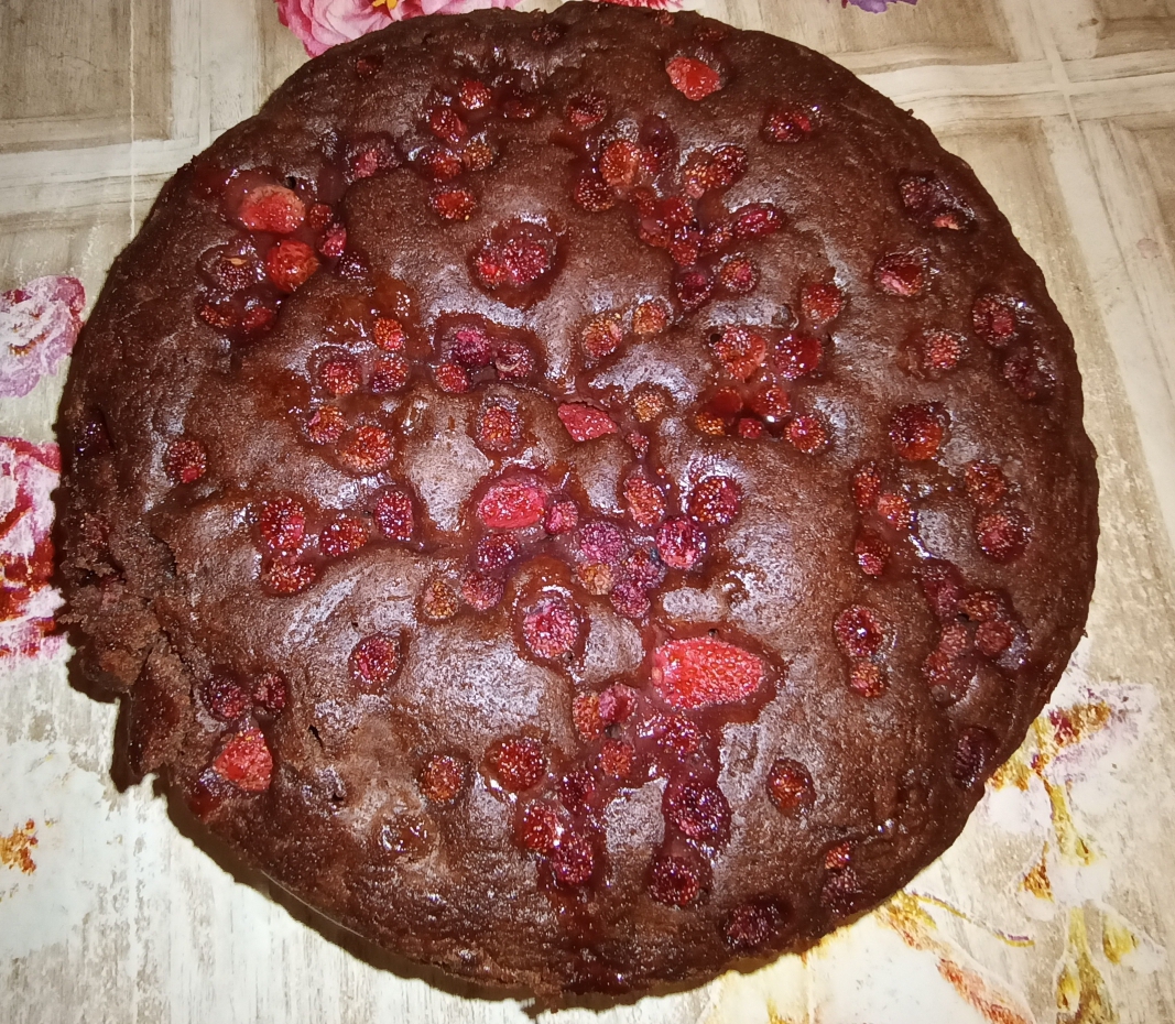 Шоколадный пирог в мультиварке с клубникой. Рецепт выпечки.