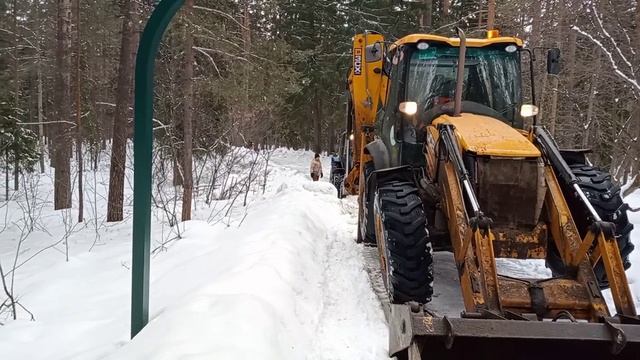 Очистка снега на тропе здоровья.