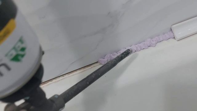 Стройлайфхак?Долговечное обрамление ванны.Замена пластиковым уголкам и самоклеющимся лентам.