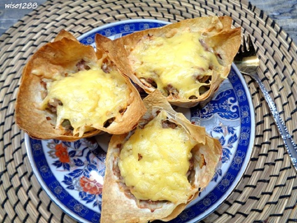 Лавашные конвертики с мясом и грибами.