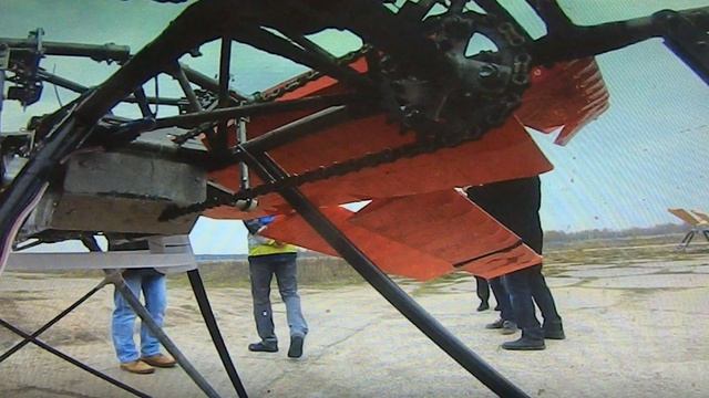 Нижняя камера махолета показывает как снимается кино, а потом и полет