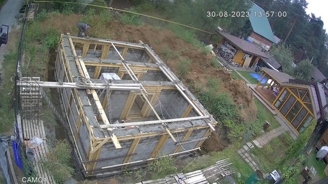 Заливка столбов и армопояса подвала