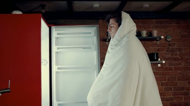 Почему нельзя ставить горячую пищу в холодильник?